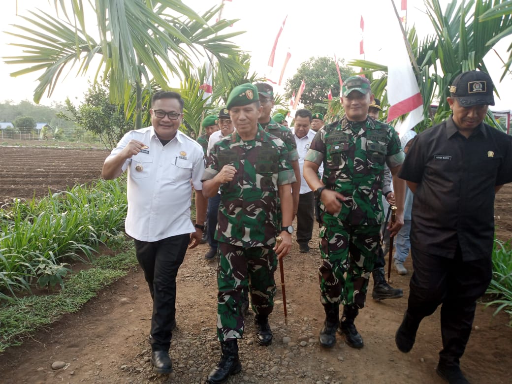 Kunker di Linggau Pangdam II Sriwijaya Tabur Bibit Ikan - katanda.id