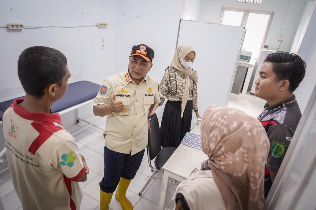 Tanggap Bencana Banjir, Pj Bupati Muba Upayakan Setiap Hari Tinjau dan Salurkan Bantuan - katanda.id