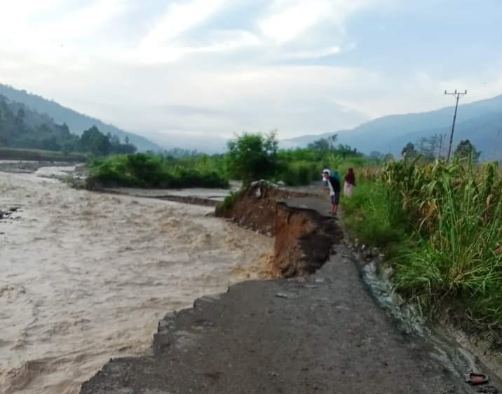 Diterjang Erosi Jalan Penghubung Desa Kecamatan Paiker Nyaris Putus ...