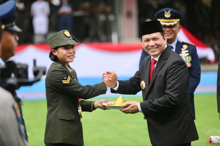 Hadiri HUT ke-79 TNI, Pj Gubernur Sumsel Saksikan Parade dan Defile TNI ...